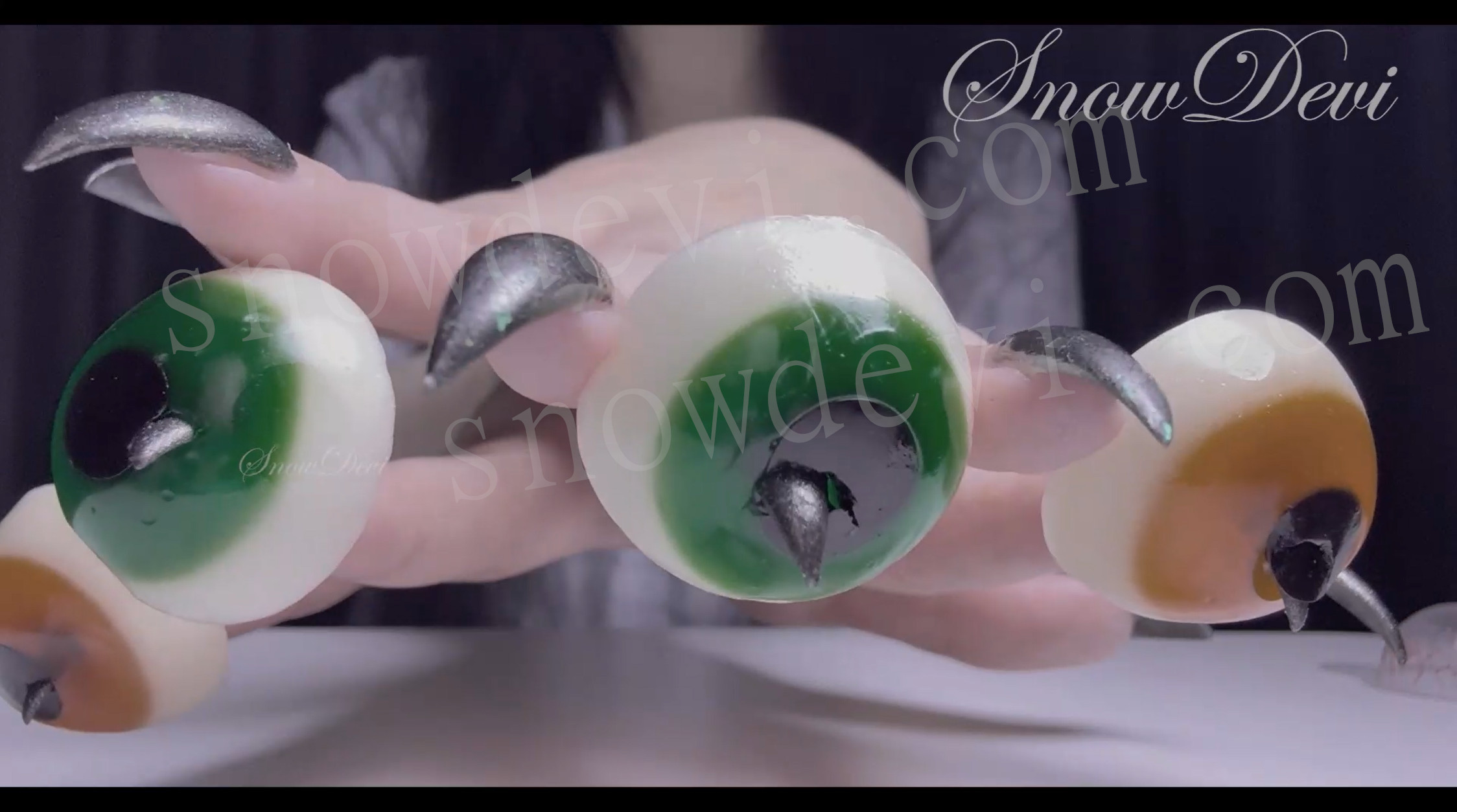 SNOW1487-Eyeball Candy_nails_snowdevi nails