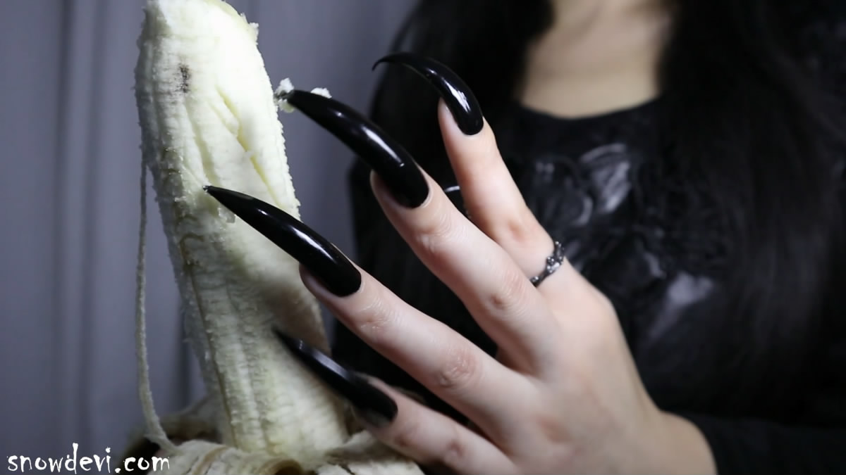 SNOW526-Banana11_nails_snowdevi nails